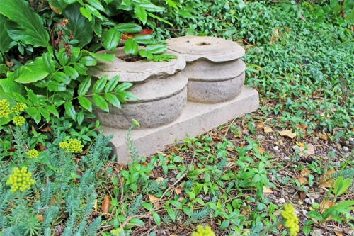 Alte Doppel-Säulenbasis, Stein